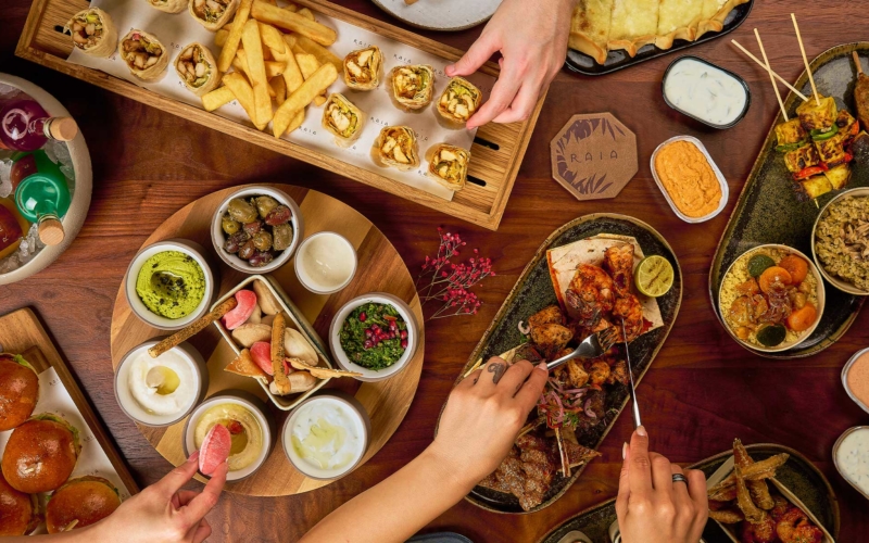 Swim-up cocktail bar at Taj Exotica Resort & Spa, The Palm Dubai