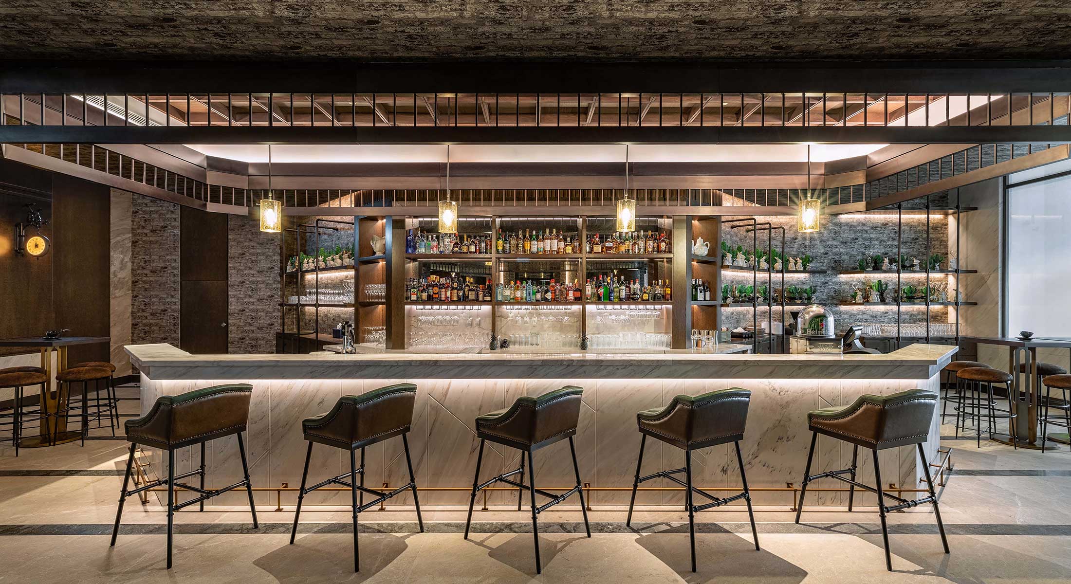 Roaring Rabbit | British Sports Bar | Taj Exotica The Palm Dubai