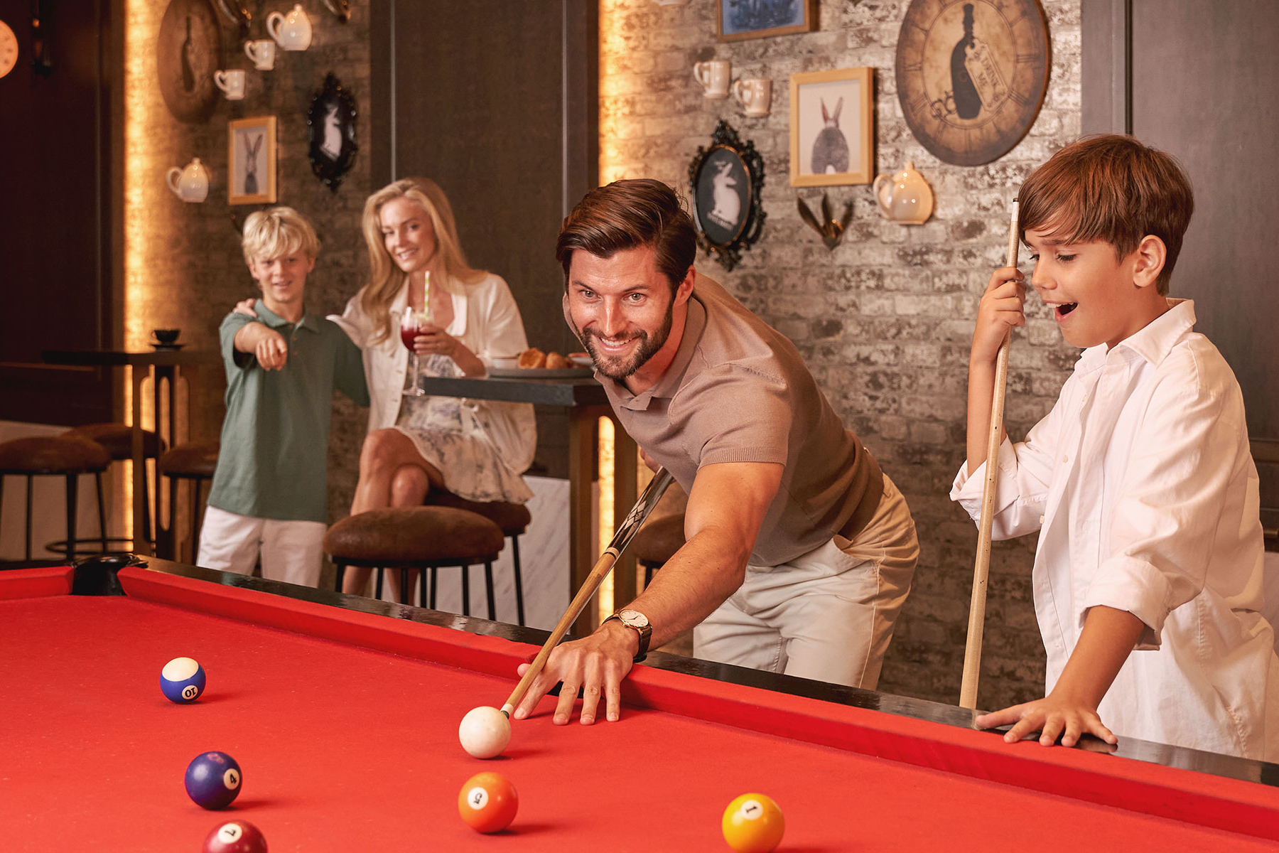 Roaring Rabbit | British Sports Bar | Taj Exotica The Palm Dubai